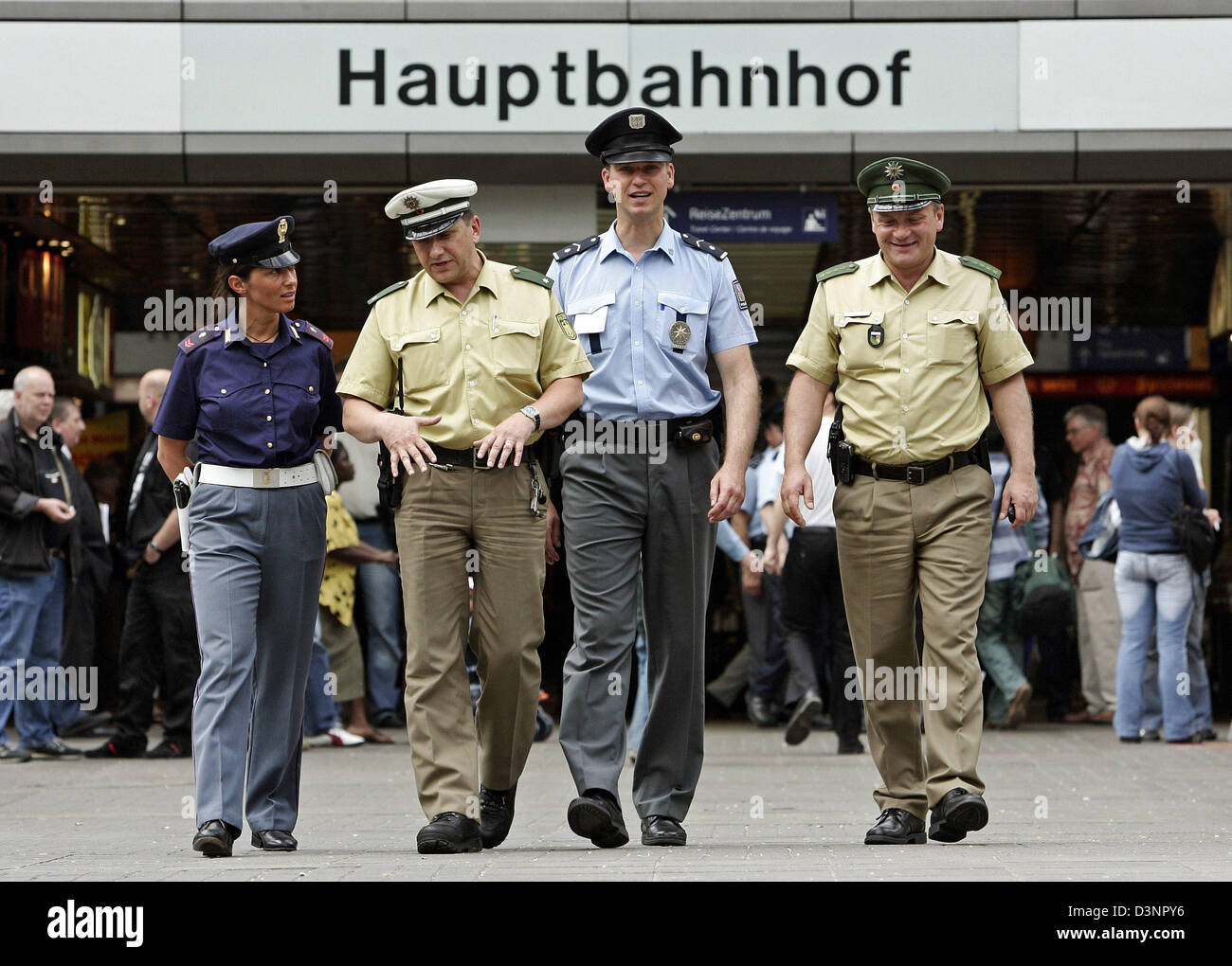 German police uniforms hi-res stock photography and images - Alamy