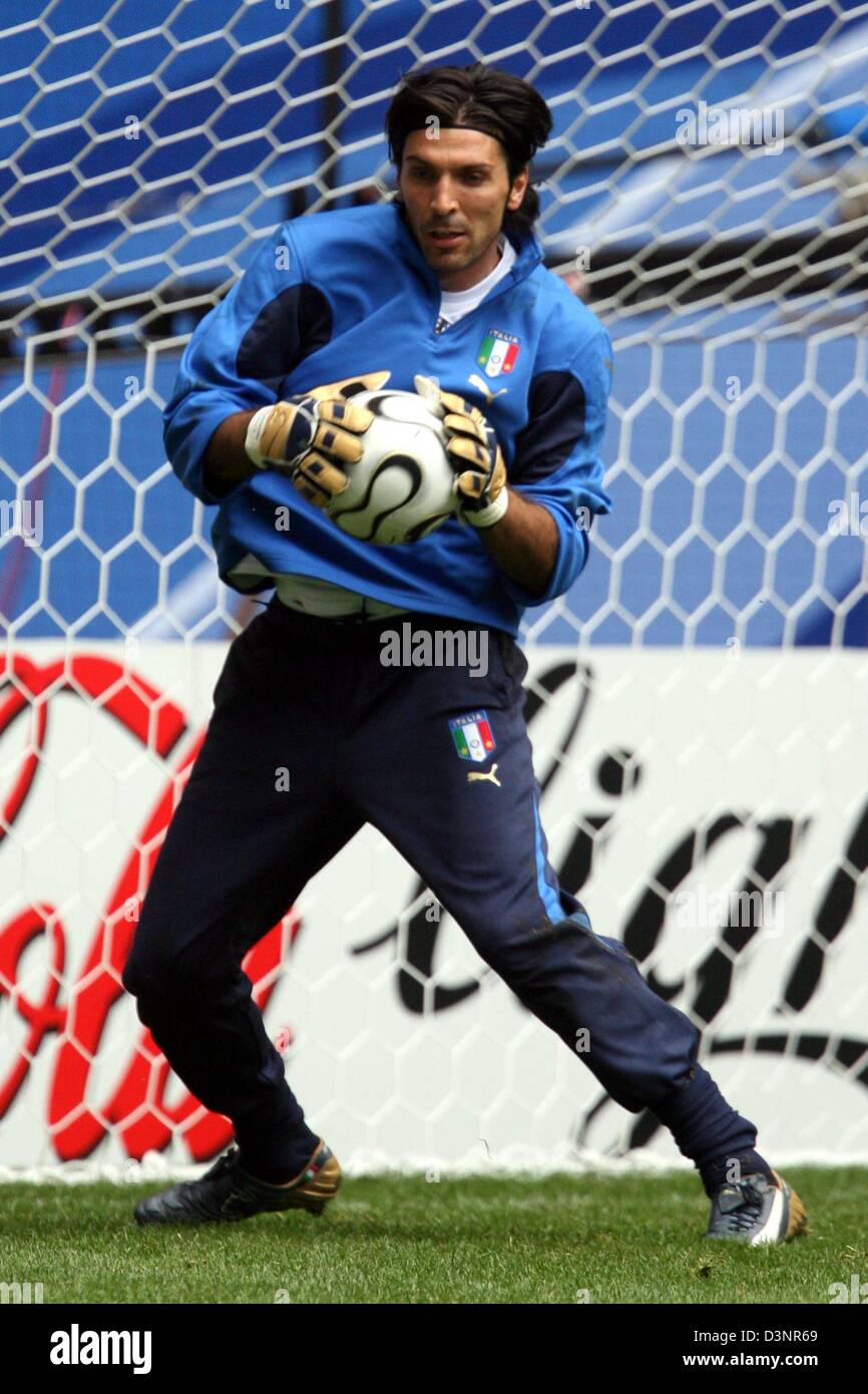 Itilian goalkeeper Gianluigi Buffon photographed during a training ...
