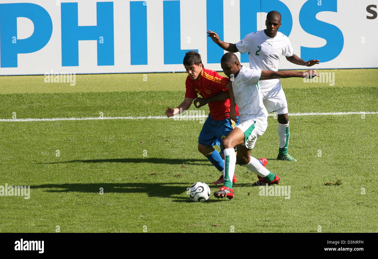 Spain international David Villa (L) fights for the ball with Saudi ...