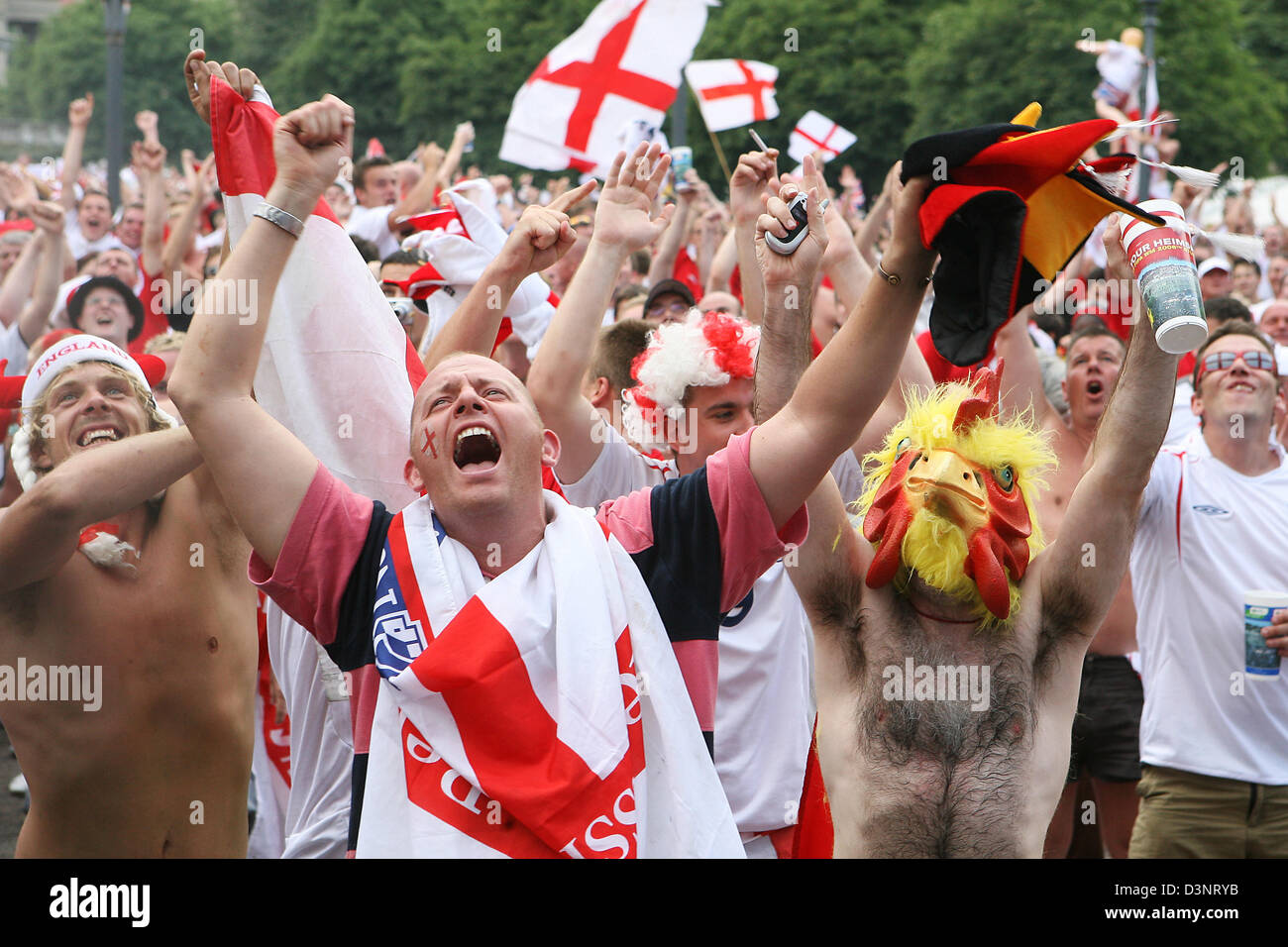 Happy English fans celebrate their team's victory on the Schlossplatz ...