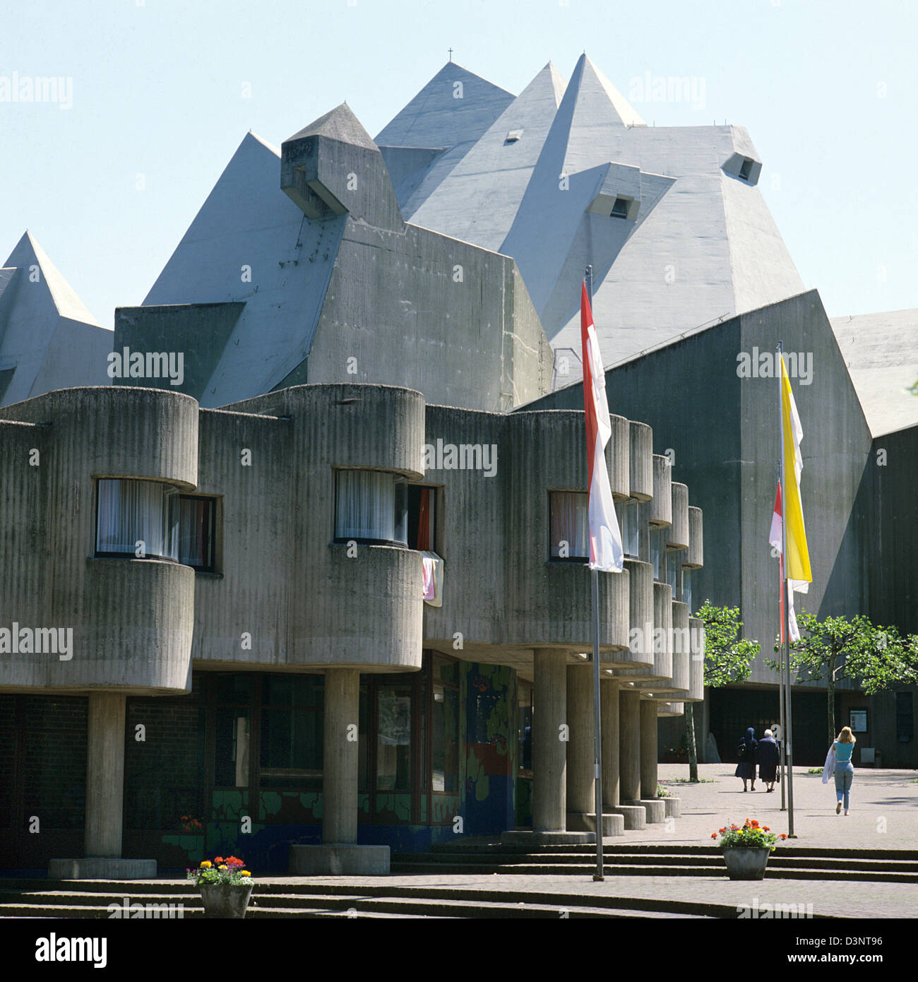 (dpa file) - The picture shows the pilgrimage centre (front) and the ...