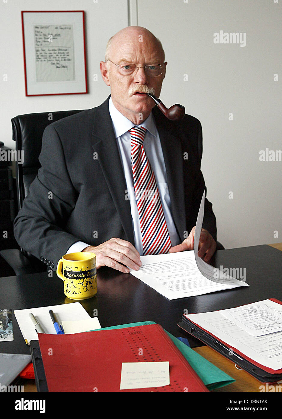 SPD party fraction chief Peter Struck sits at his desktop smoking a ...