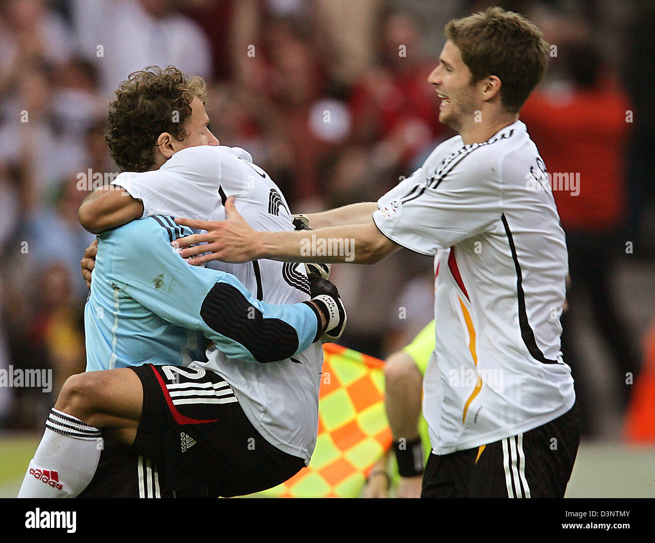 German keeper Jens Lehmann (L), David Odonkor and Arne Friedrich (R ...