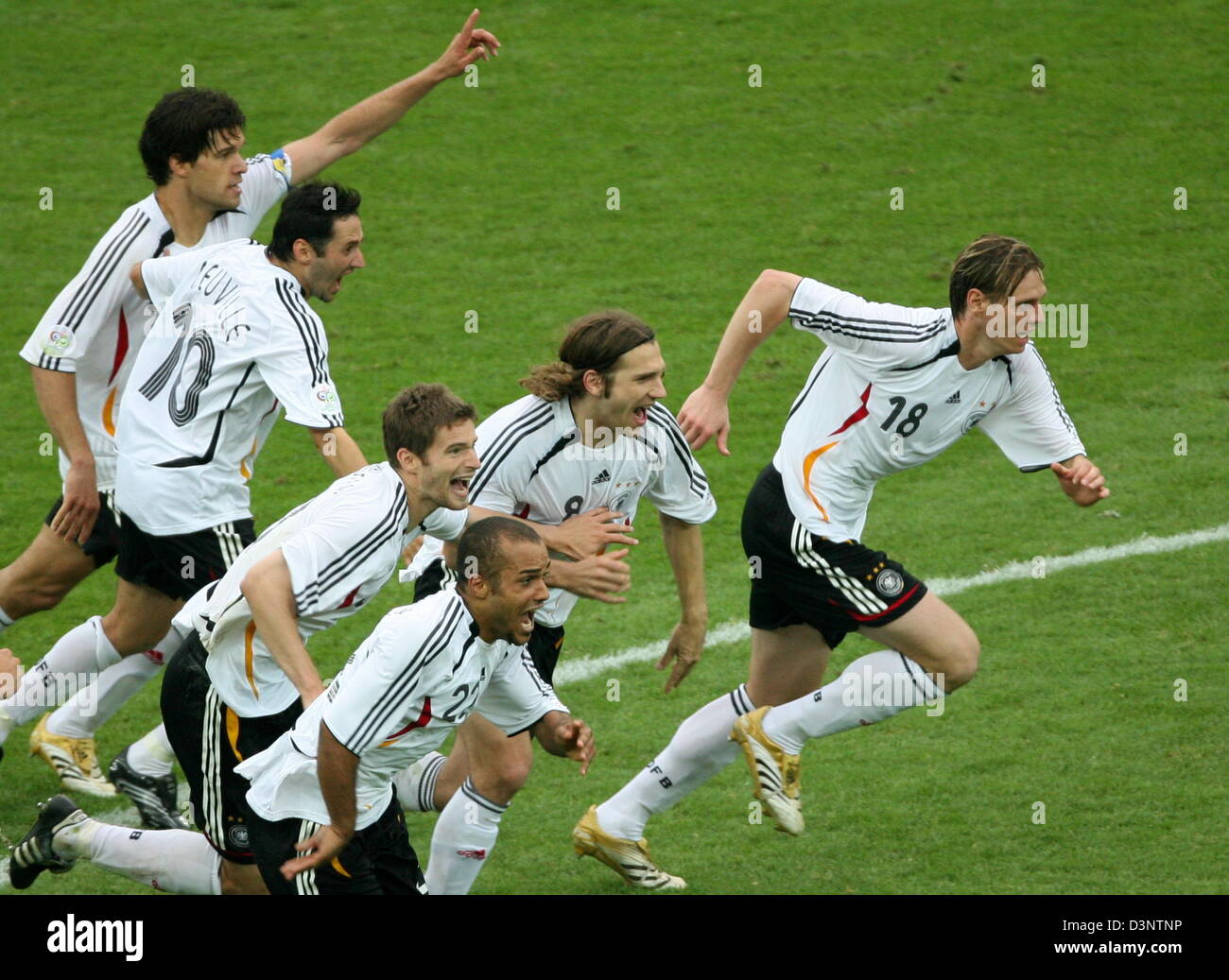 German players (L-R) Michael Ballack, Oliver Neuville, Arne Friedrich ...
