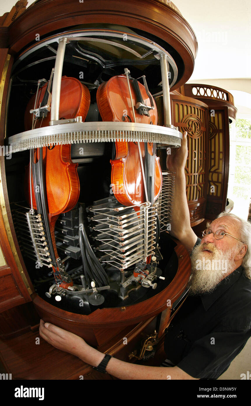 71-year-old Siegfried Wendel adjusts a 'Hupfeld Phonolist Violina ...