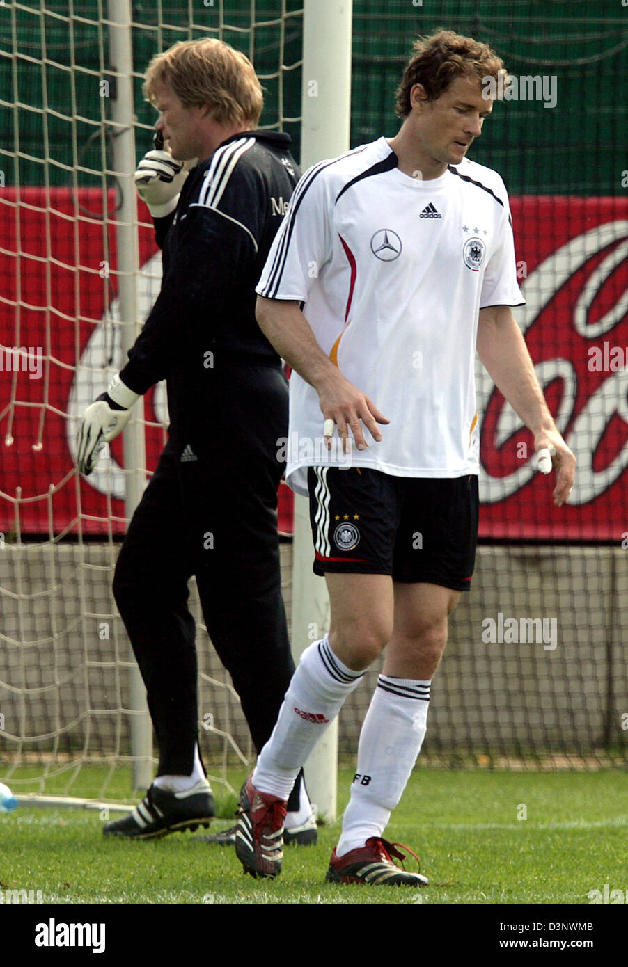 German goalkeepers Oliver Kahn (L) and Jens Lehmann photographed during ...