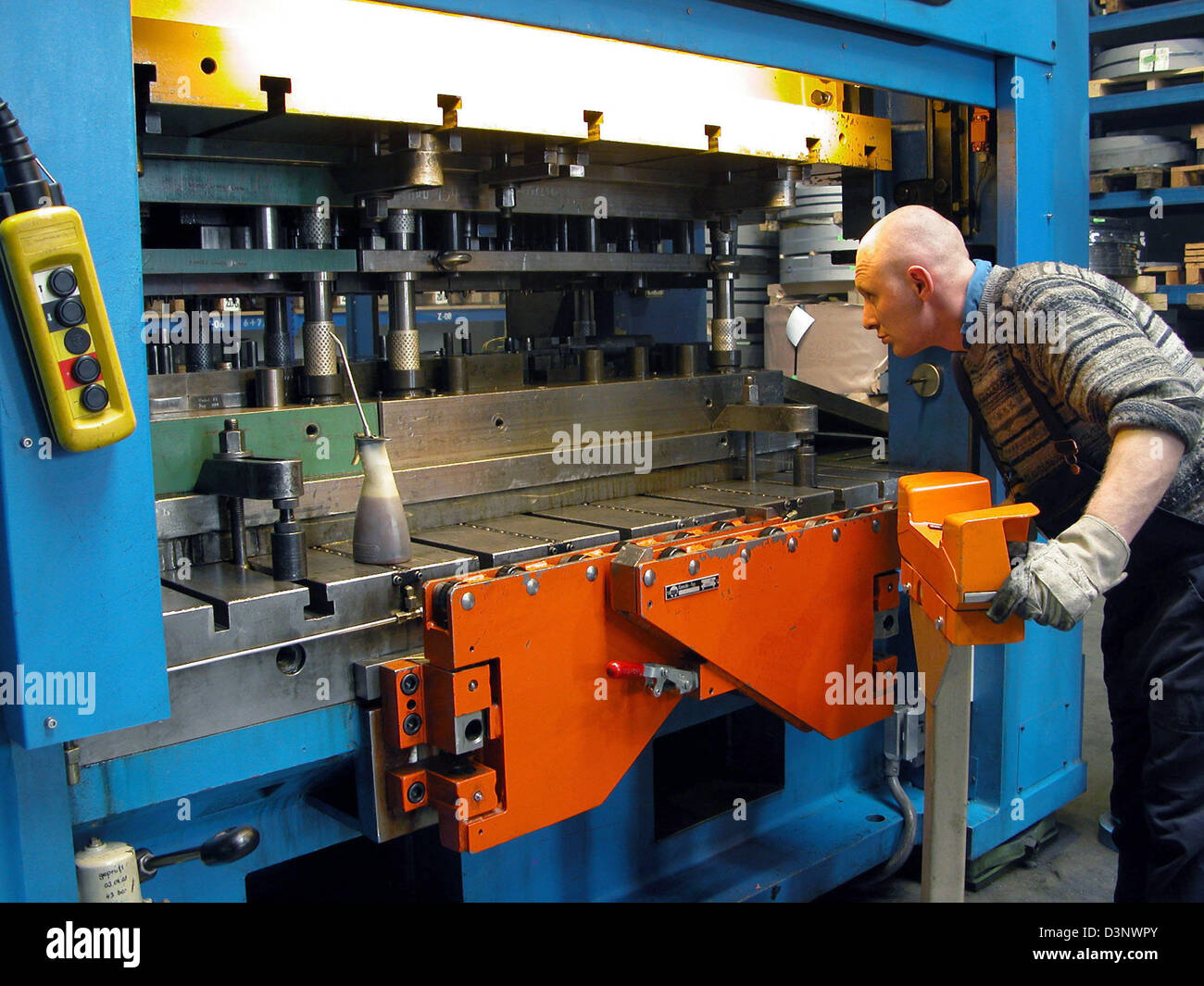 Metal forming hi-res stock photography and images - Alamy