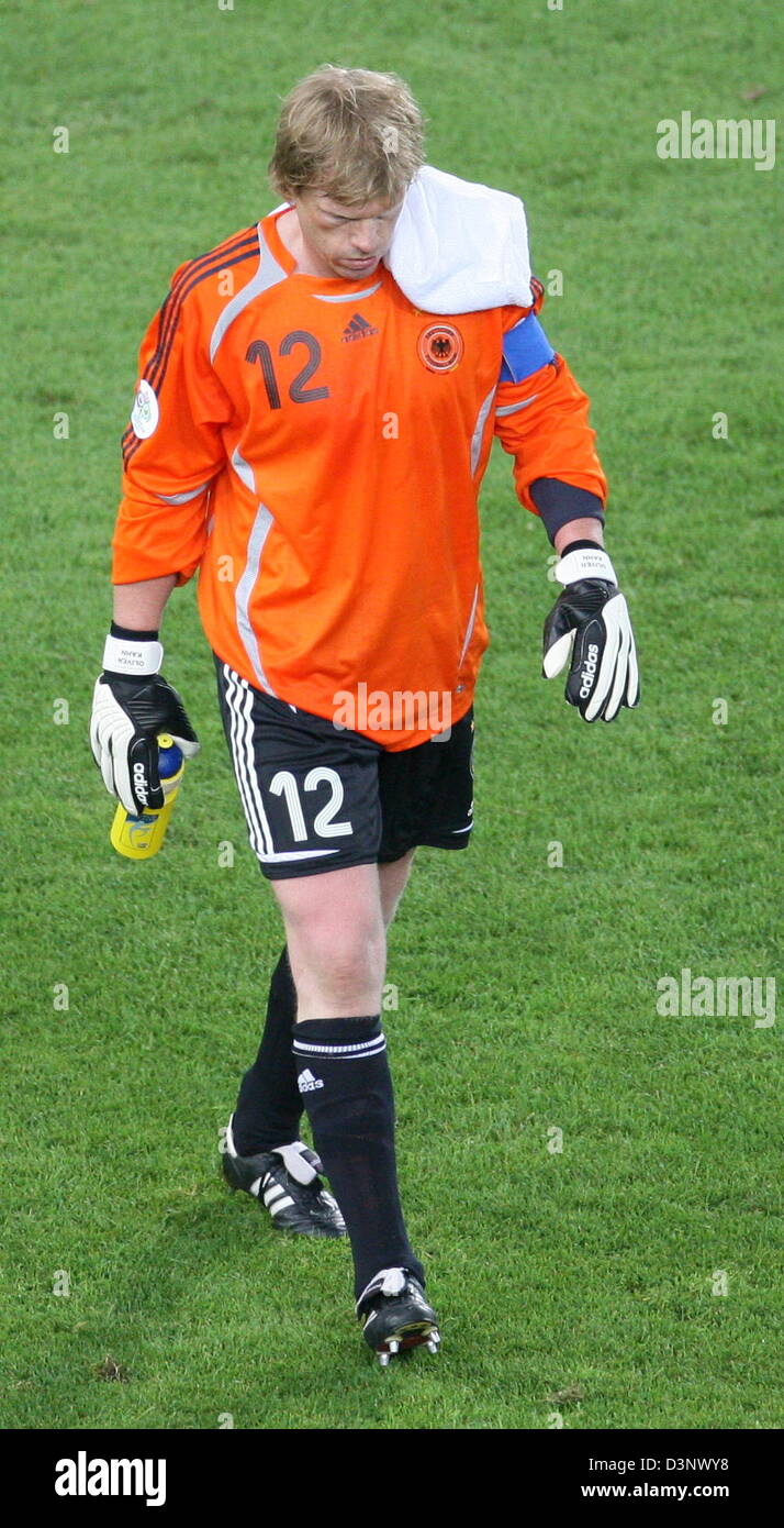 German goalkeeper Oliver Kahn leaves the pitch after the first period ...