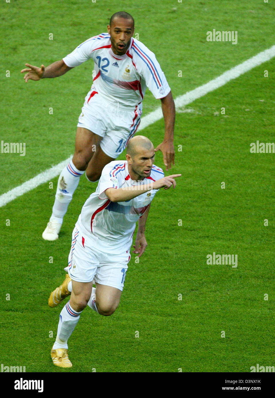 French team captain Zinedine Zidane (front) celebrates with his team ...