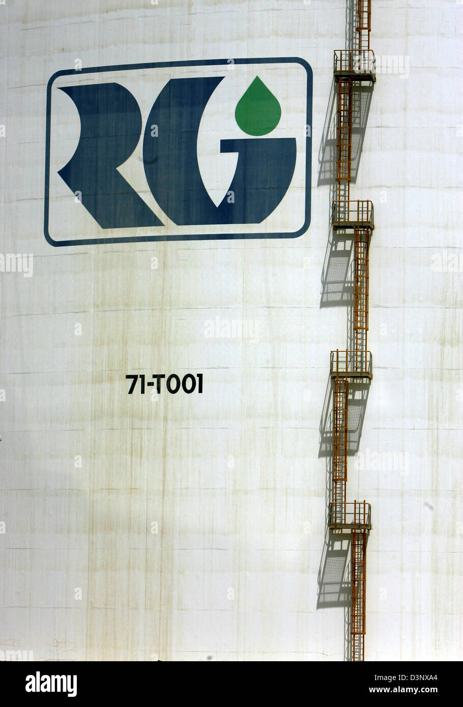 The photo shows a gas tank of RasGas (Ras Laffan Liquefied Natural Gas ...