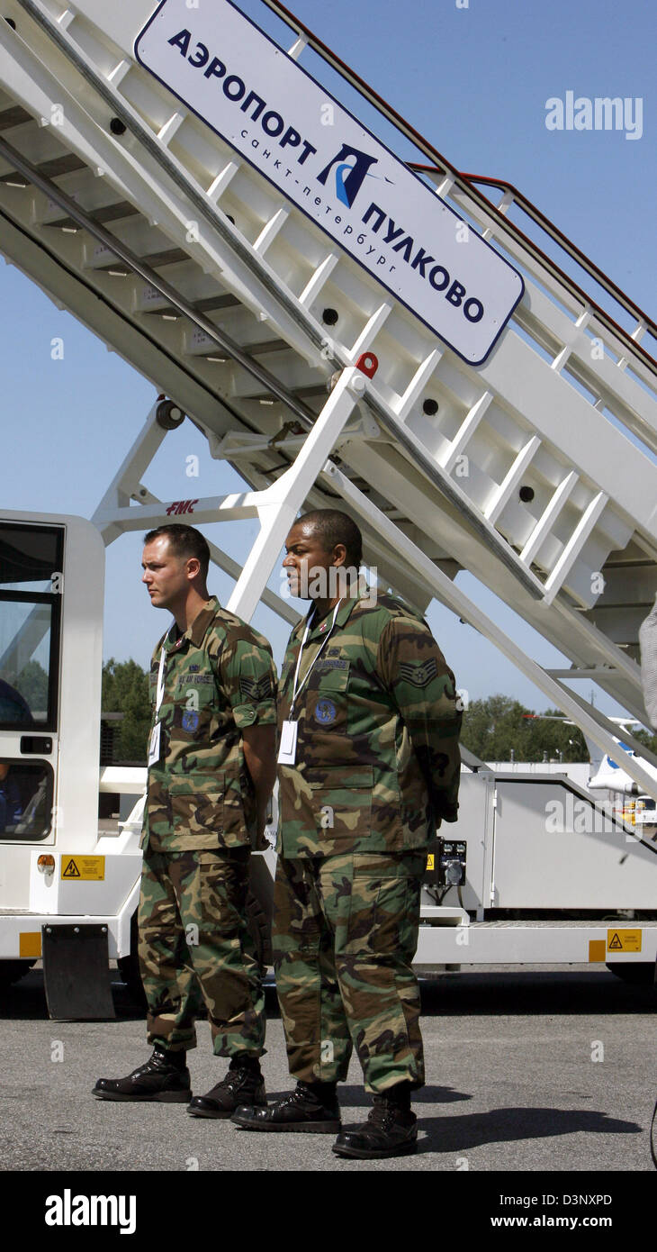 Russian soldiers observe the landing of the presidential fleet 'Air ...