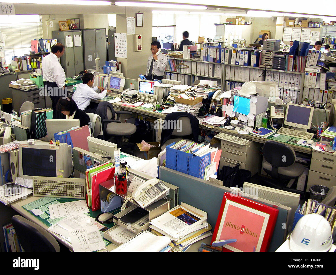 (dpa file) - View into the open-plan office of an electronics company ...