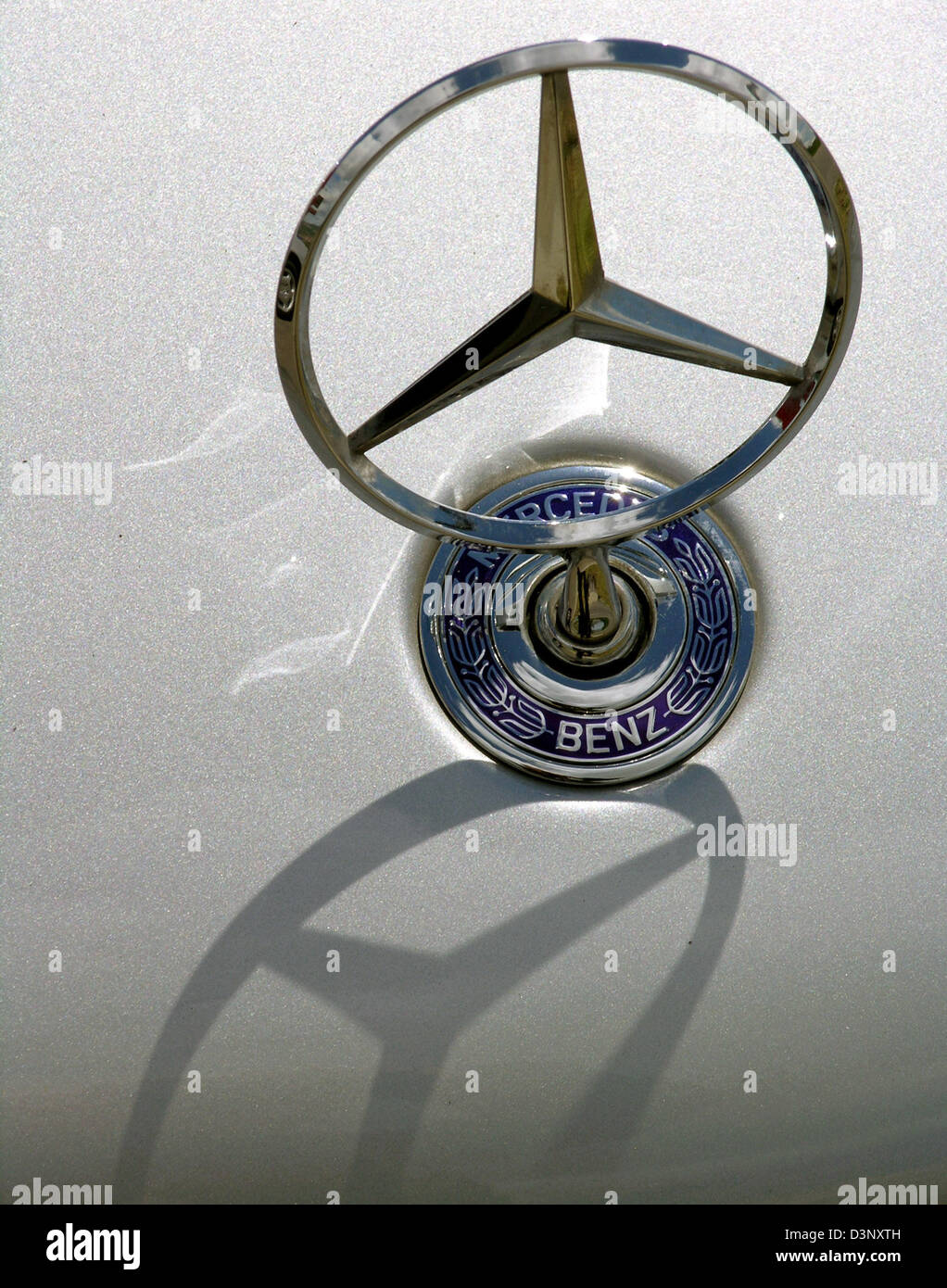The picture shows the Mercedes star on a car's bonnet in Filderstadt ...