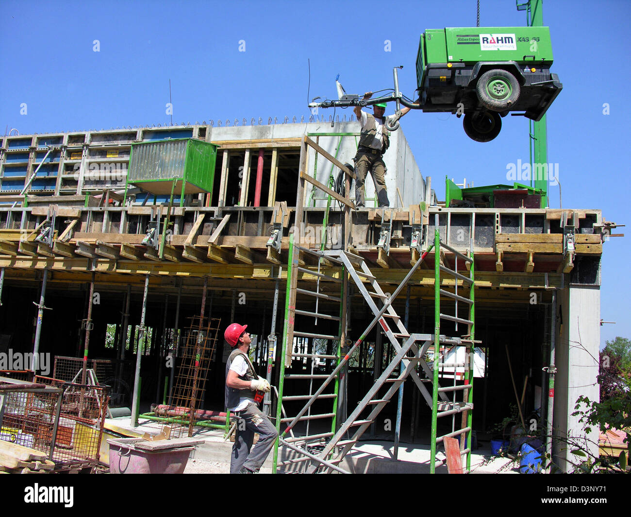 The photo shows construction workers on a construction site in ...