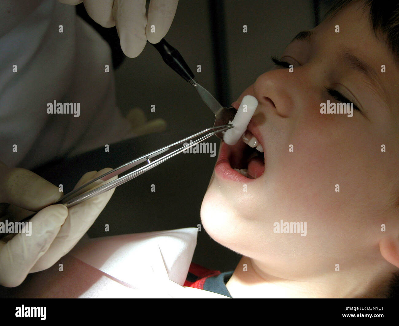 (dpa file) A dentist examines the teeth of a boy in Esslingen, Germany ...
