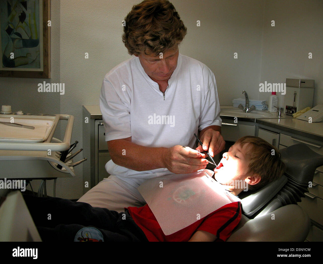 (dpa file) A dentist examines the teeth of a boy in Esslingen, Germany ...