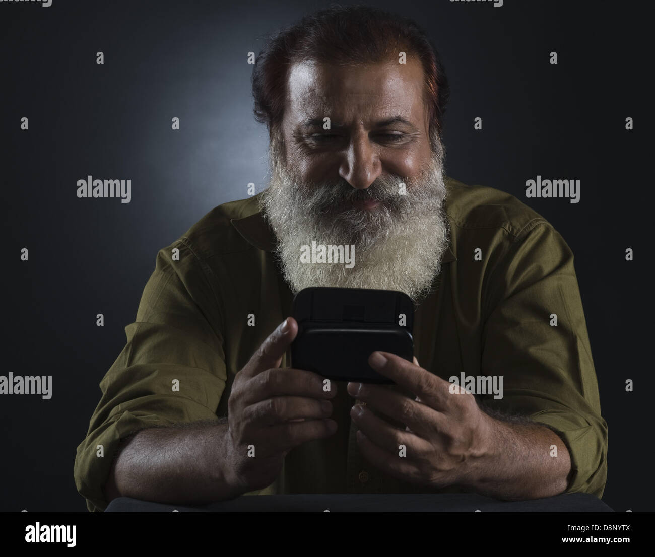 Man reading a text message on a mobile phone Stock Photo - Alamy