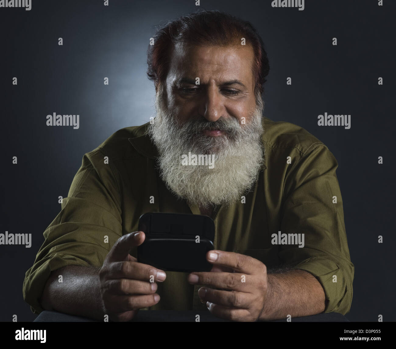 Man reading a text message on a mobile phone Stock Photo - Alamy
