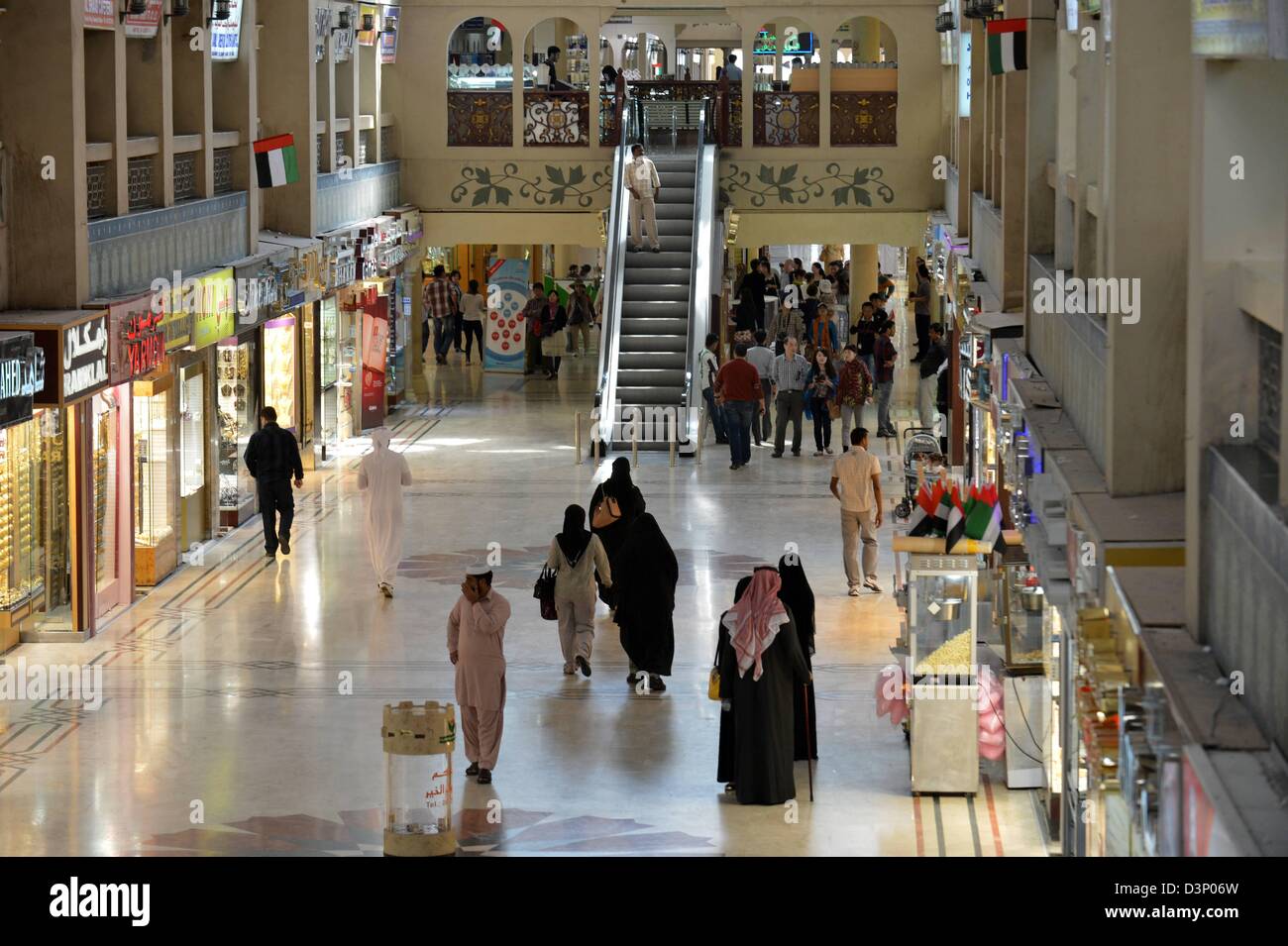 Two story mall hi-res stock photography and images - Alamy