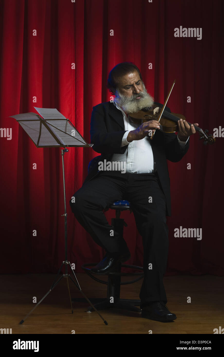 Violinist performing in a concert Stock Photo - Alamy