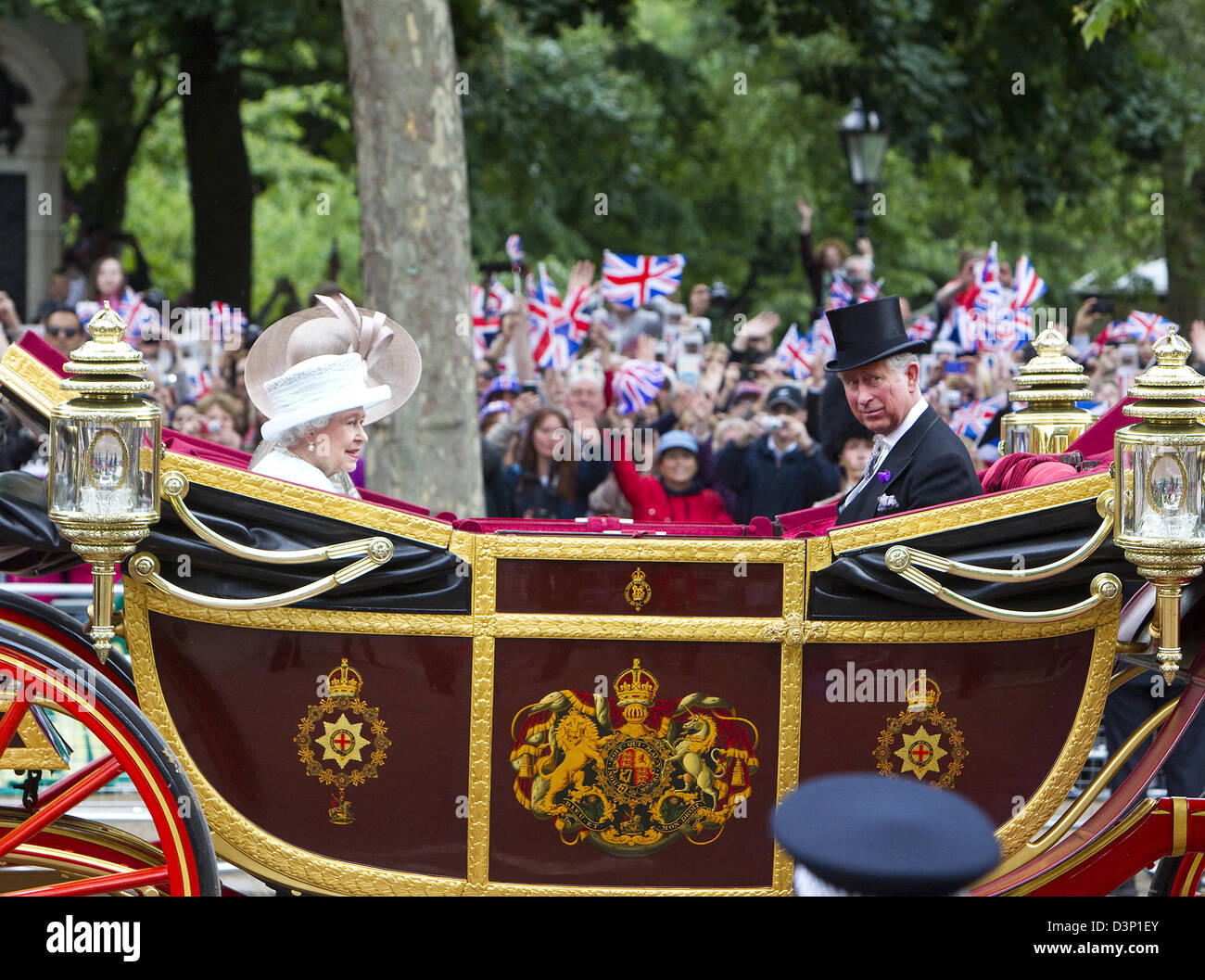Hrh queen elizabeth hi-res stock photography and images - Alamy