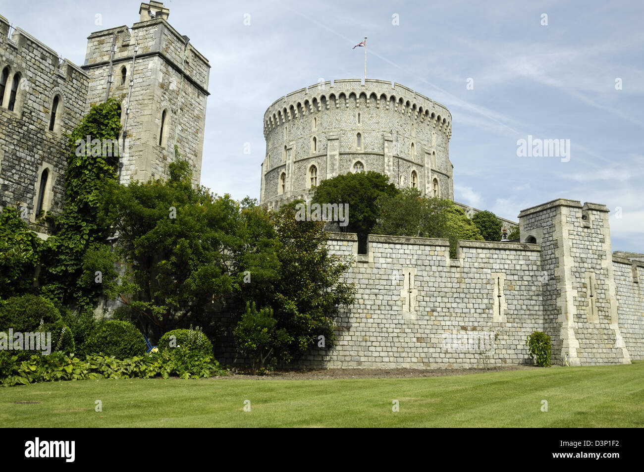 Windsor castle round tower and flag hi-res stock photography and images ...