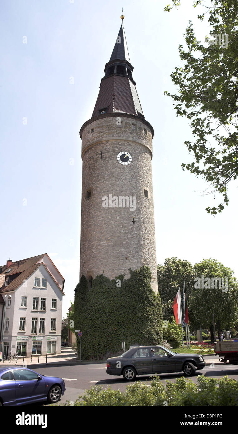 The picture shows the 'Crooked Tower' (Falterturm) in Kitzingen ...