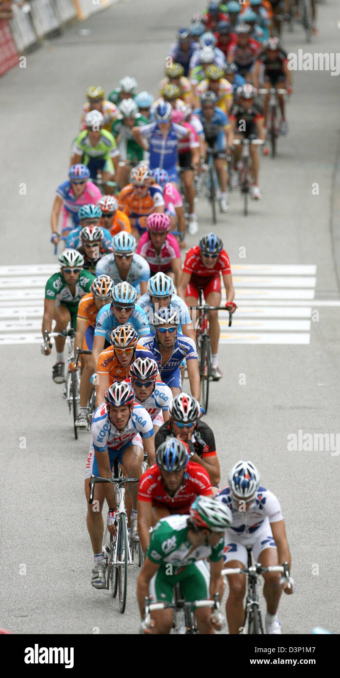 The picture shows the peloton during the Vattenfall Cyclassics 2006 ...