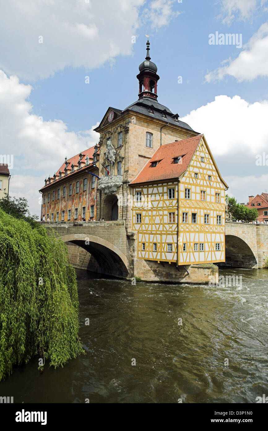 (dpa file) - The picture shows the old guild hall located right in the ...