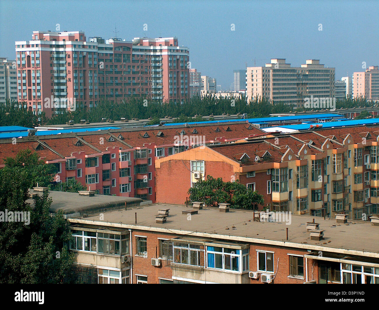 (dpa file) - The picture shows the view over the roofs of a tenement ...