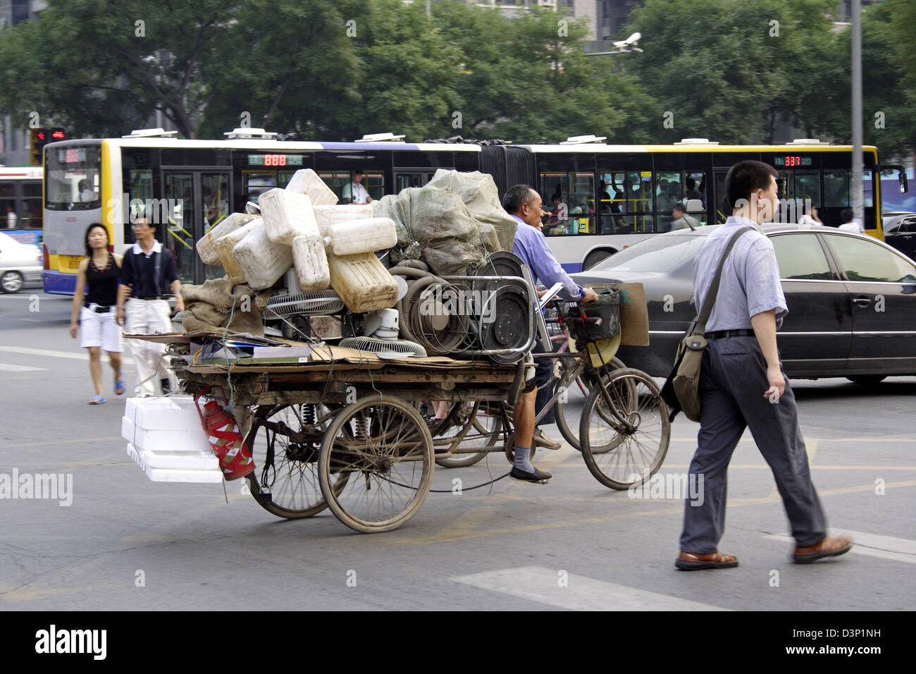 (dpa file) - The picture shows a street scene with a heavily loaded ...