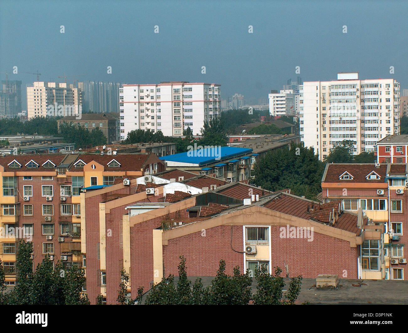 (dpa file) - The picture shows the view over the roofs of a tenement ...