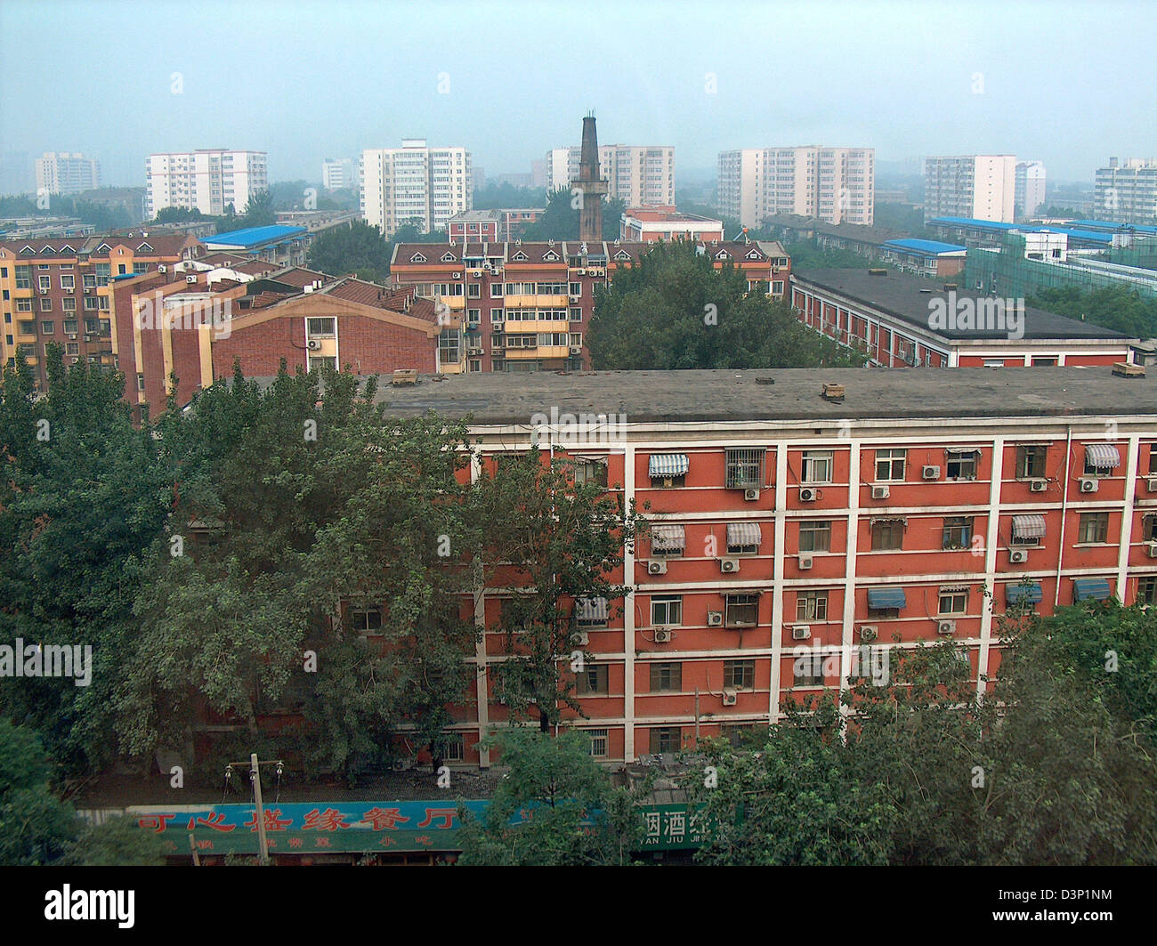 (dpa file) - The picture shows the view over the roofs of a tenement ...