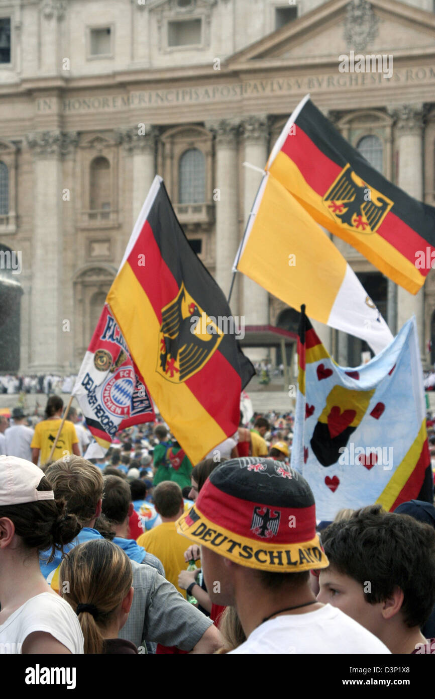 Pilgrims bearing the German national flag crowd on St. Peter's Square ...