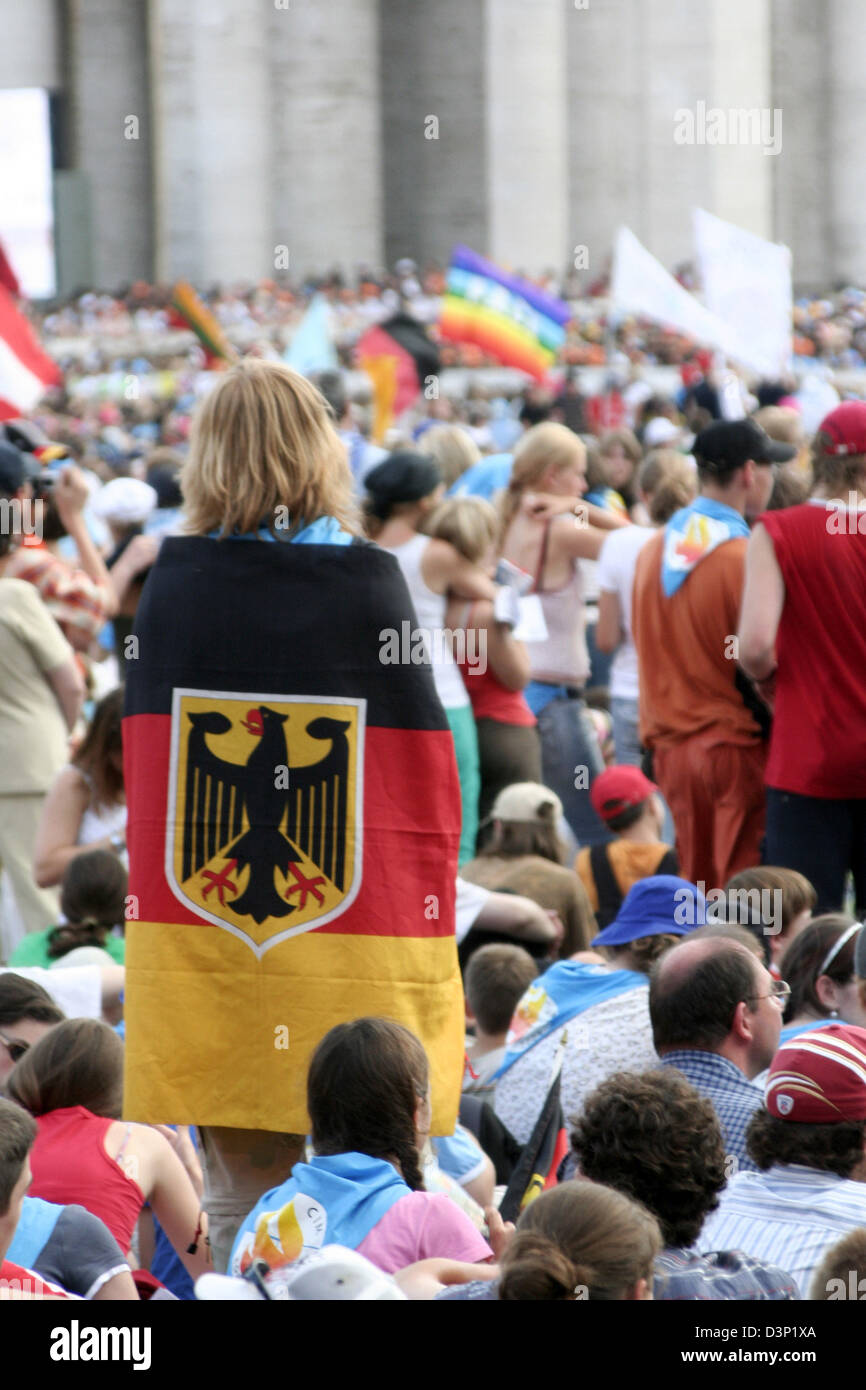 Pilgrims bearing the German national flag crowd on St. Peter's Square ...