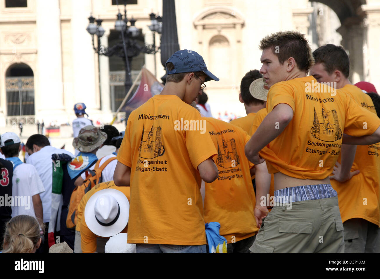 German pilgrims from Ettlingen come together on St. Peter's Square in ...
