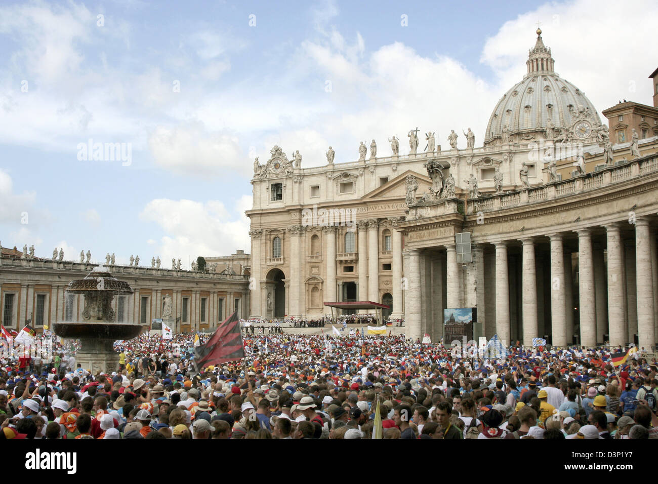 Thousands of pilgrims crowd on St. Peter's Square in Vatican City ...