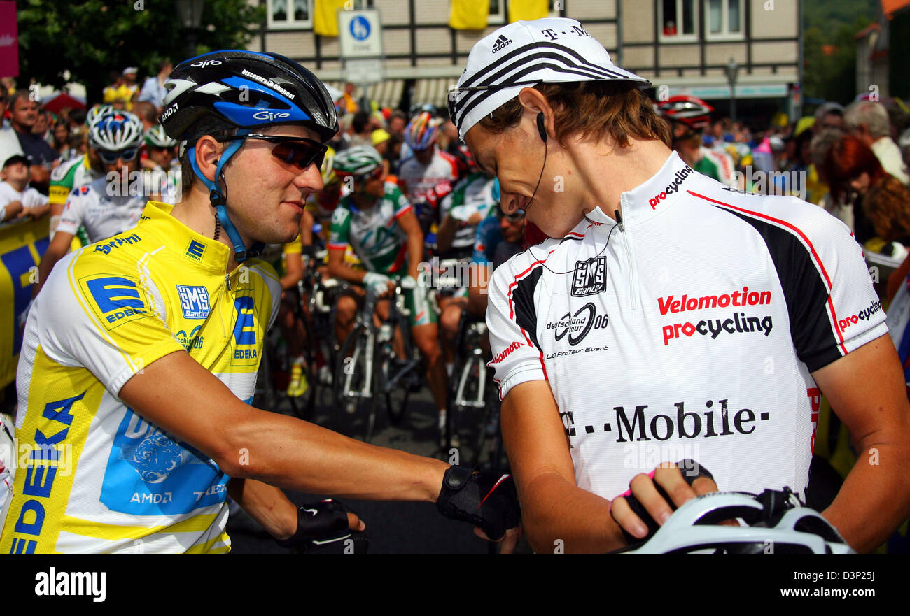 German cycling pro Linus Gerdemann (R) of team T-Mobile talks to ...
