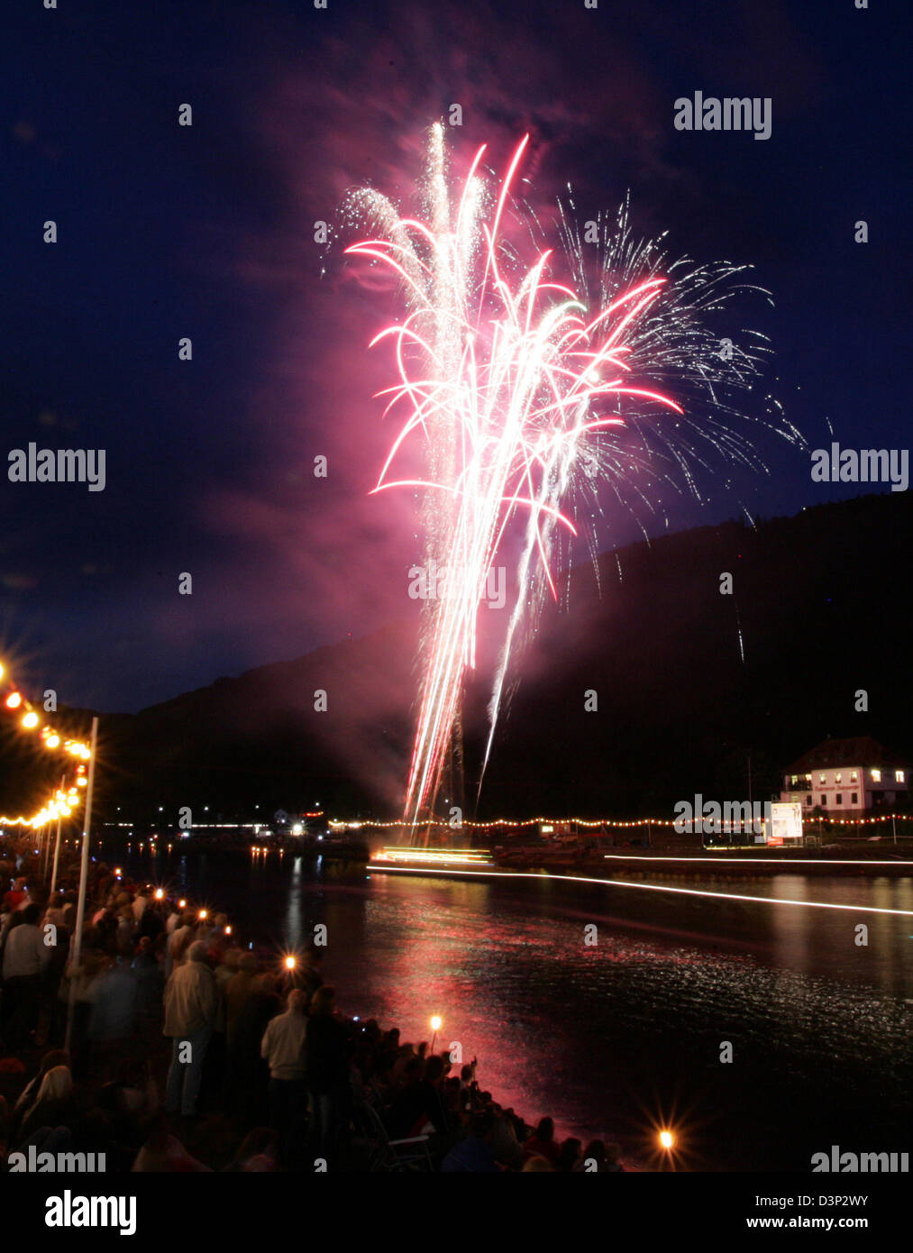 Thousands of visitors observe the light show at the river Weser in ...