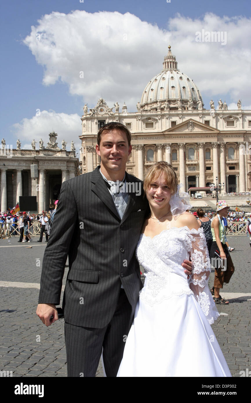 The newly married couple Maria and Michael Mirna from Bavaria are ...