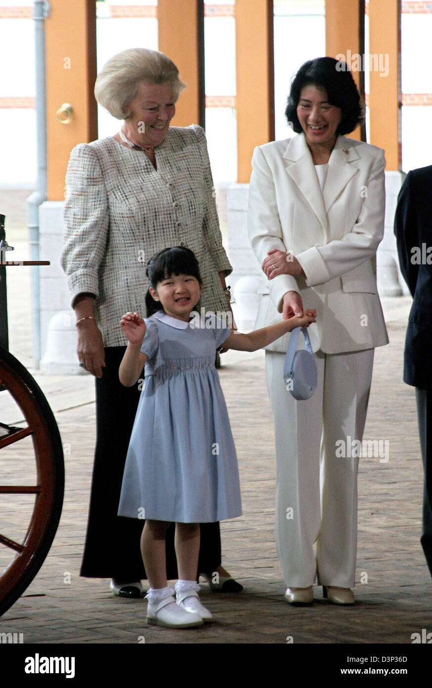 Queen Beatrix (L) of the Netherlands welcomes Japanese Crown Princess ...