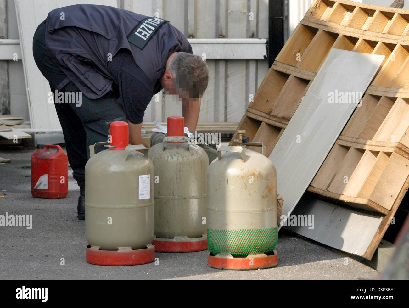Male gas cylinders hi-res stock photography and images - Alamy