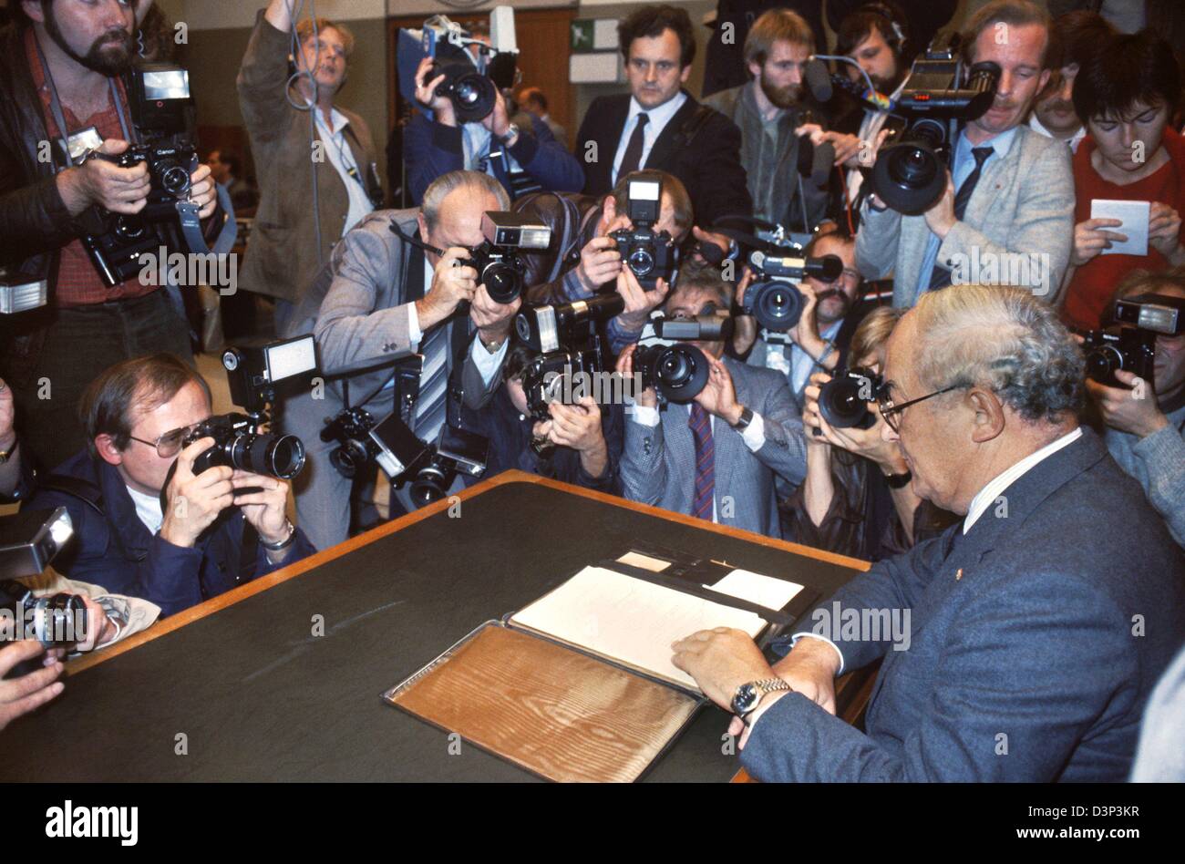 (dpa file) Rainer Barzel (CDU) serves as a witness for the ...