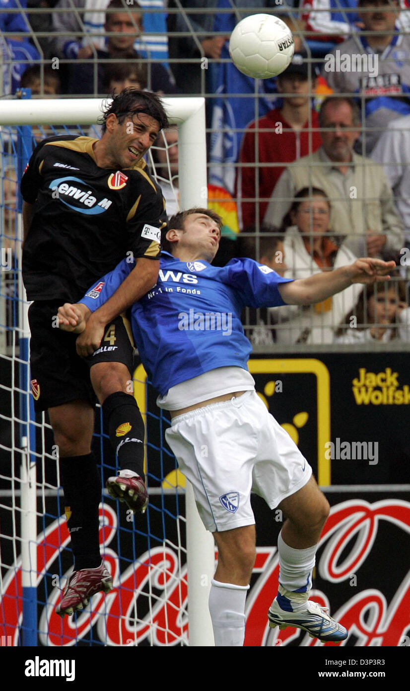 Zvjezdan Misimovic (R) of Bochum vies for the ball with Igor Mitreskiof ...