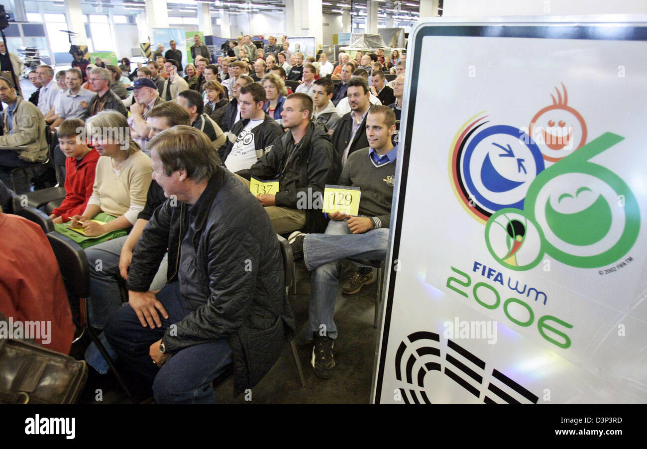 The interested follow the auctioning of World Cup 2006 items in Hamburg ...