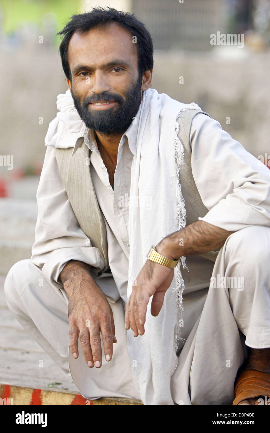 Merchant poses hi-res stock photography and images - Alamy