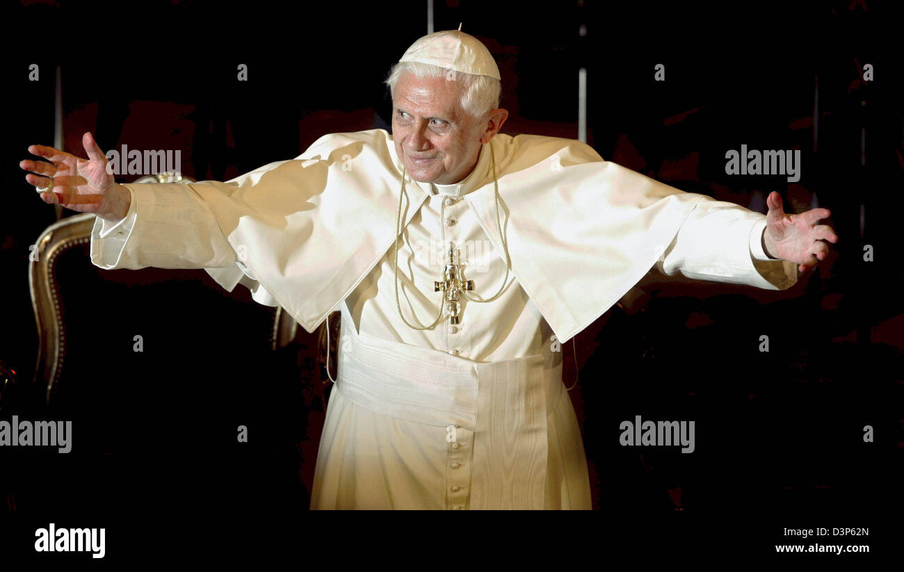 Pope Benedict XVI greets students and professors at the Auditorium ...