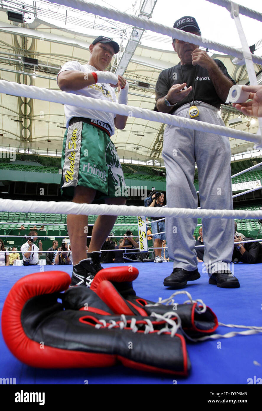 Former pro boxer German Axel Schulz (L) prepares with his coach Rick ...