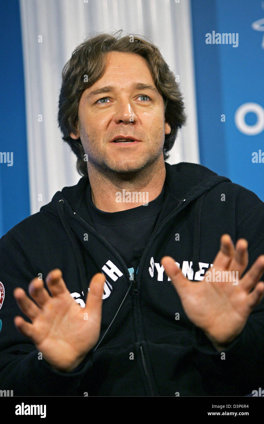 Actor russell crowe from new hi-res stock photography and images - Alamy