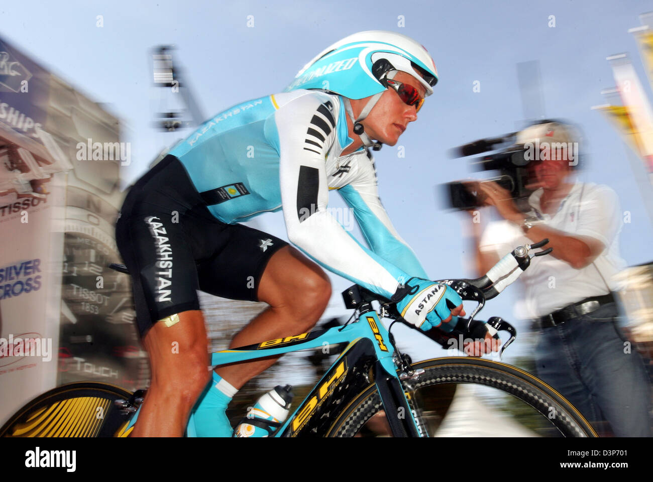 Kazakh cycling pro Alexander Winokurow photographed in action during ...